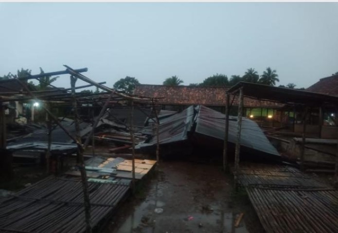 Akibat Hujan Deras dan Angin Kencang, Pasar Gunung Katun Porak Poranda Akibat Hujan Deras dan Angin Kencang, Pasar Gunung Katun Porak Poranda